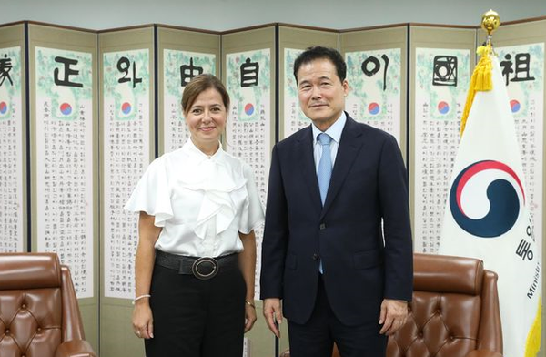 Unification Minister Kim Yung Ho Meets With Acting Voa Director Yolanda